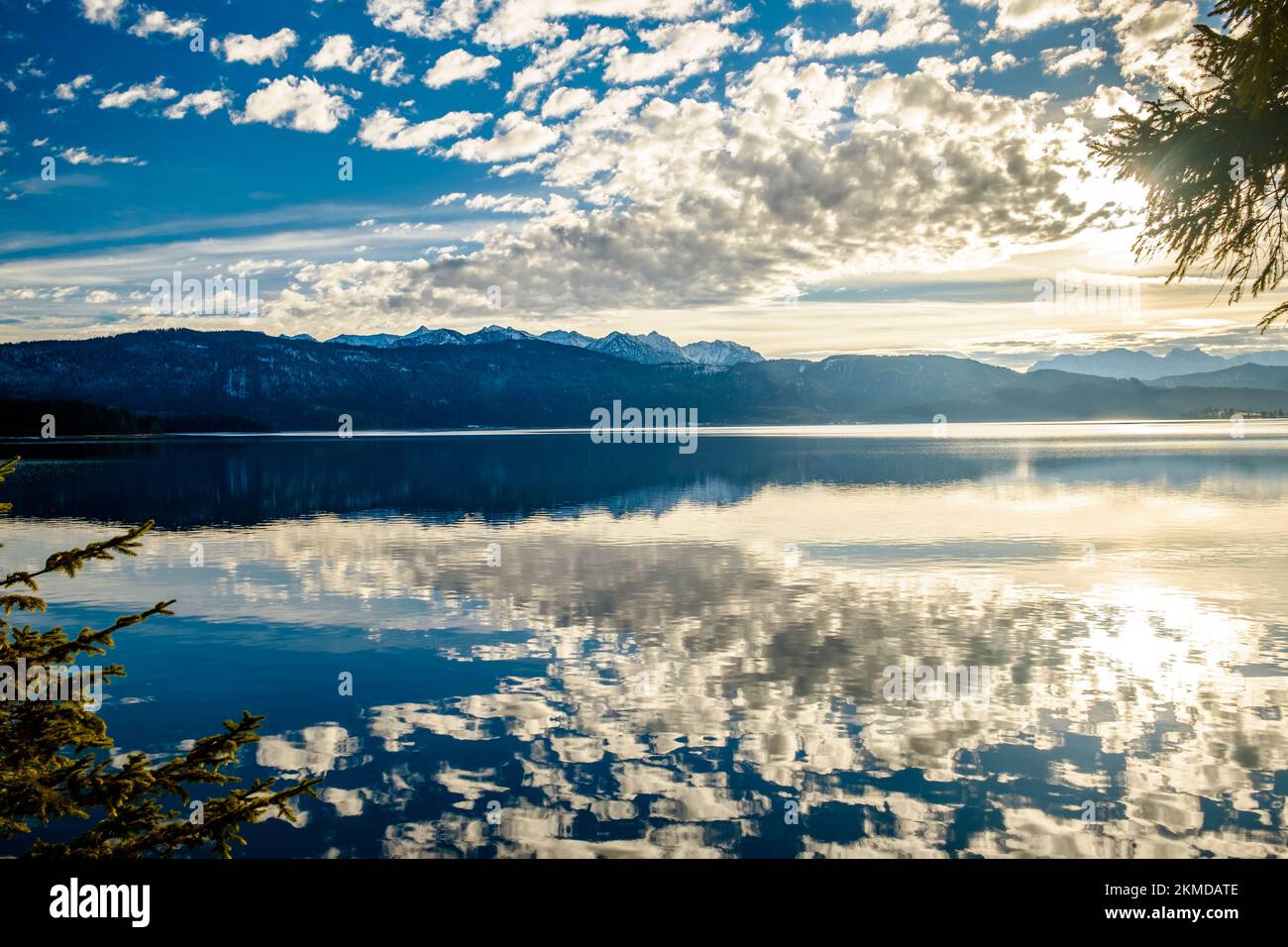 Spiegelbild im See Stock Photo - Alamy