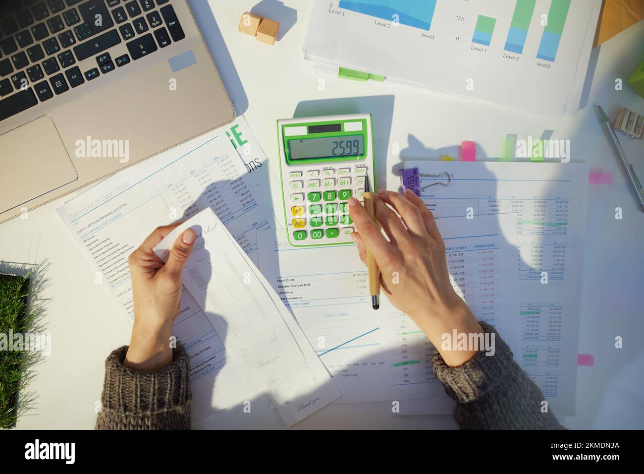 Accountant expense hi-res stock photography and images - Alamy