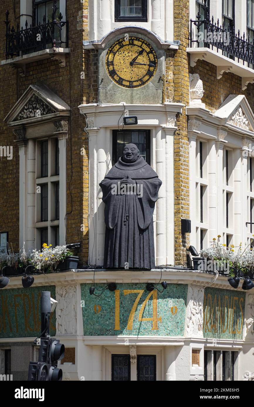 Monk statue at the front of The Blackfriar pub in Blackfriars, London ...