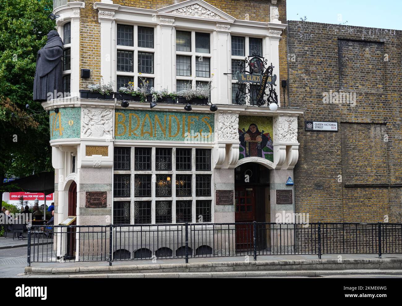 Monk statue at the front of The Blackfriar pub in Blackfriars, London ...