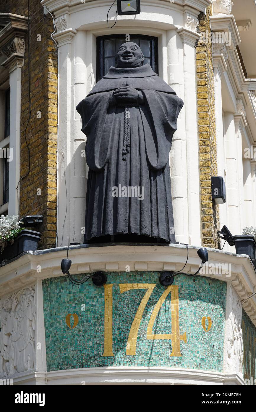 Monk statue at the front of The Blackfriar pub in Blackfriars, London ...