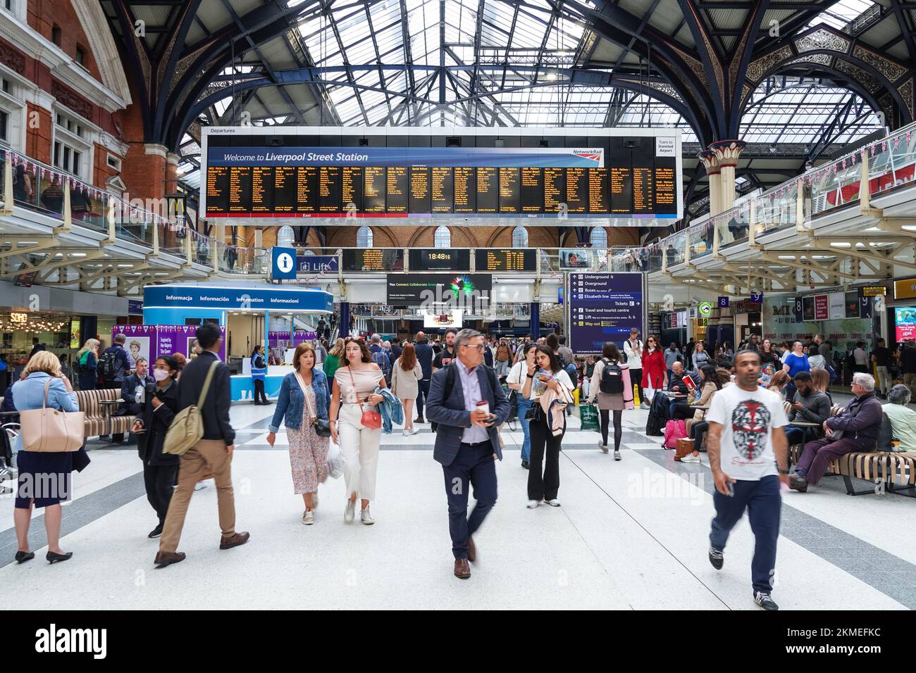 Passengers at Liverpool Street station main concourse, London, England ...