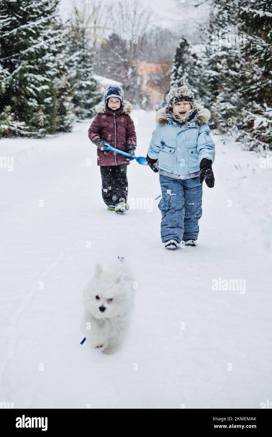 Fun games kids can play in the snow. Outdoor winter activities for kids ...