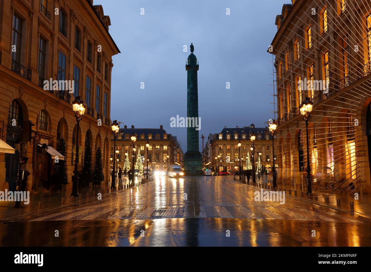 Vendome column with statue of Napoleon Bonaparte, on the Place Vendome ...