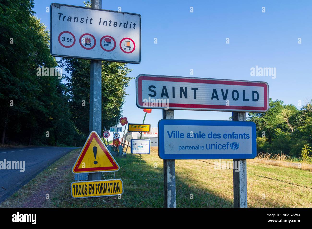 Town entrance sign and other signs ville amie des enfants hi-res stock ...