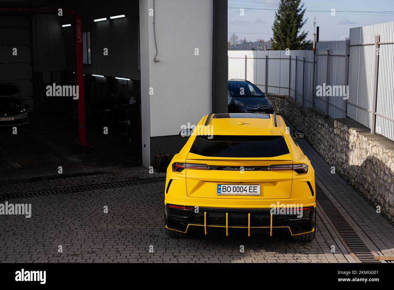 Lamborghini urus off road hi-res stock photography and images - Alamy