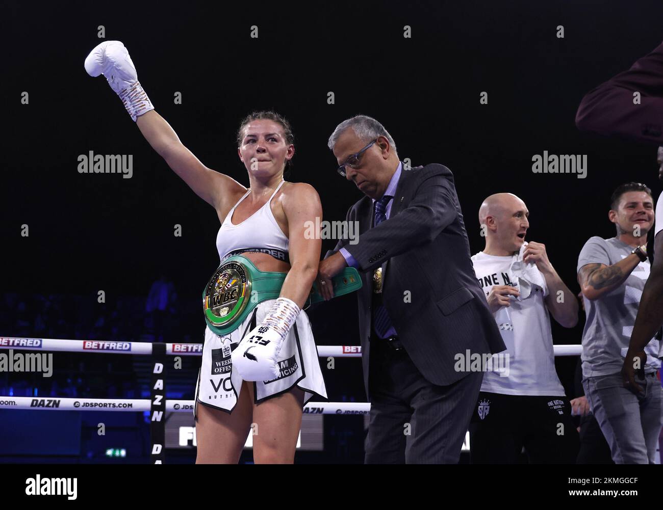 Sandy Ryan celebrates victory against Anahi Ester Sanchez in the WBC ...