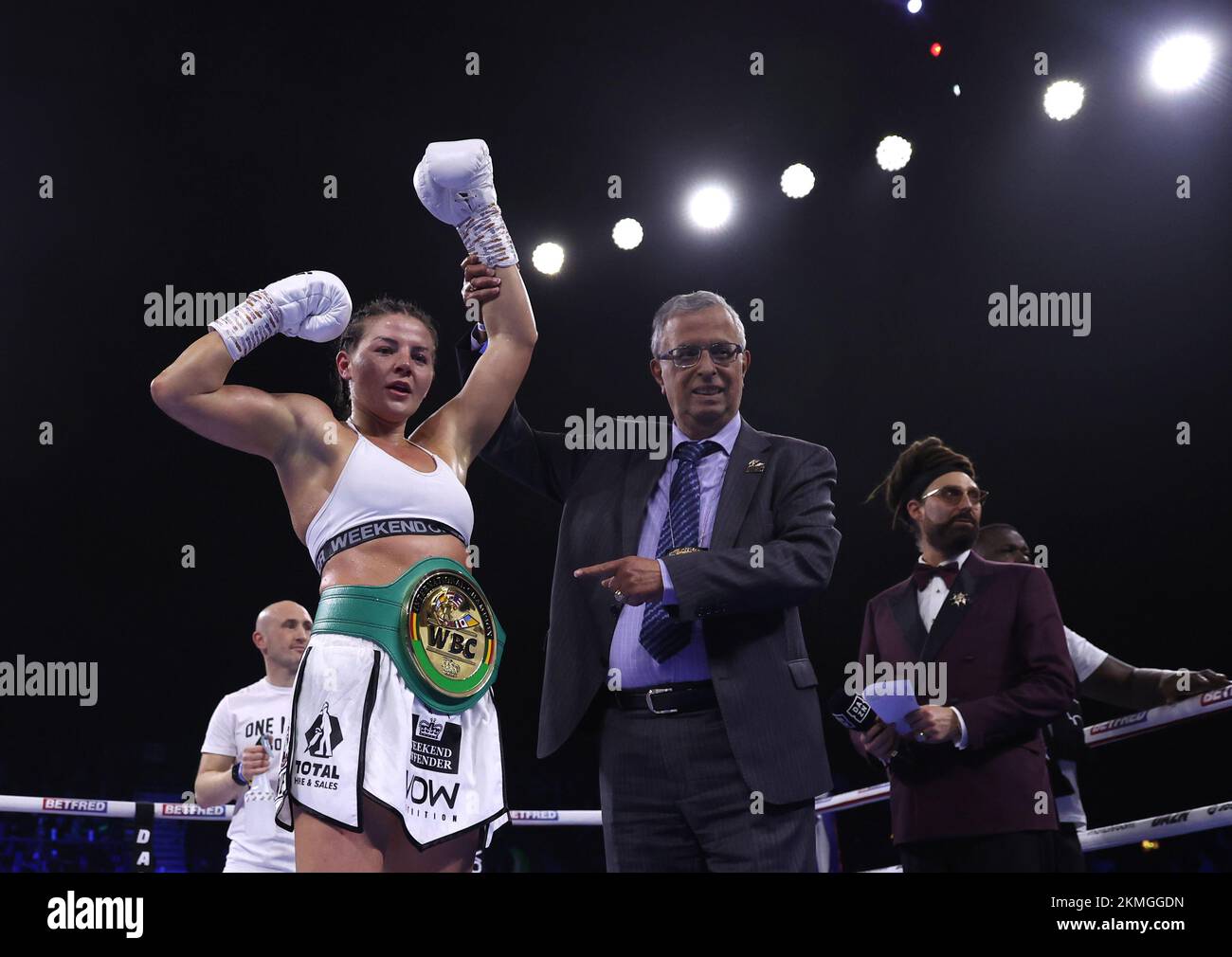 Sandy Ryan celebrates victory against Anahi Ester Sanchez in the WBC ...