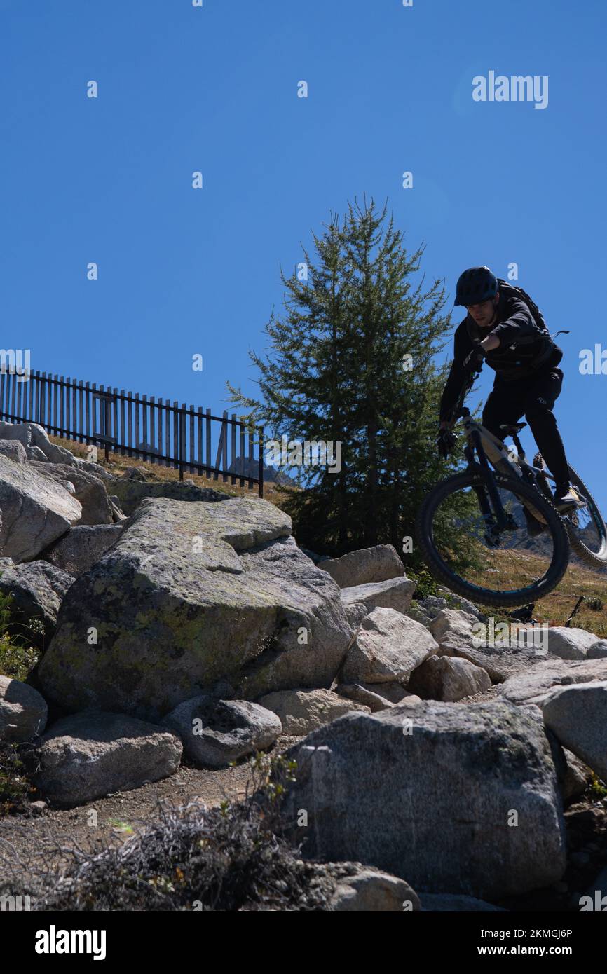 A Mountainbiker rides the three Laender Enduro Trails in Nauders Stock ...