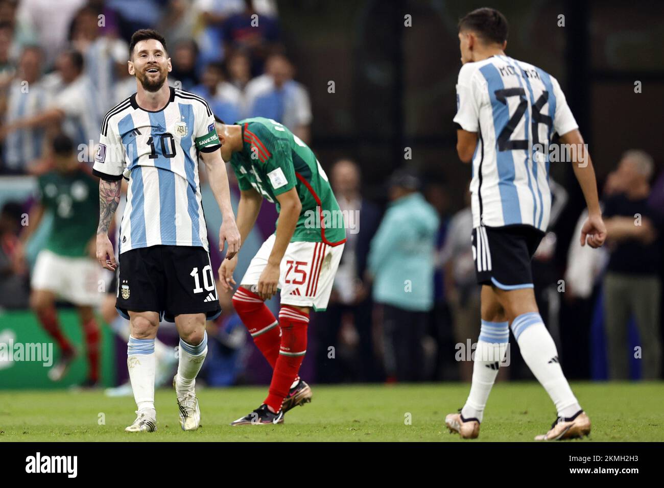 LUSAIL CITY - (l-r) Lionel Messi of Argentina, Nahuel Molina of ...