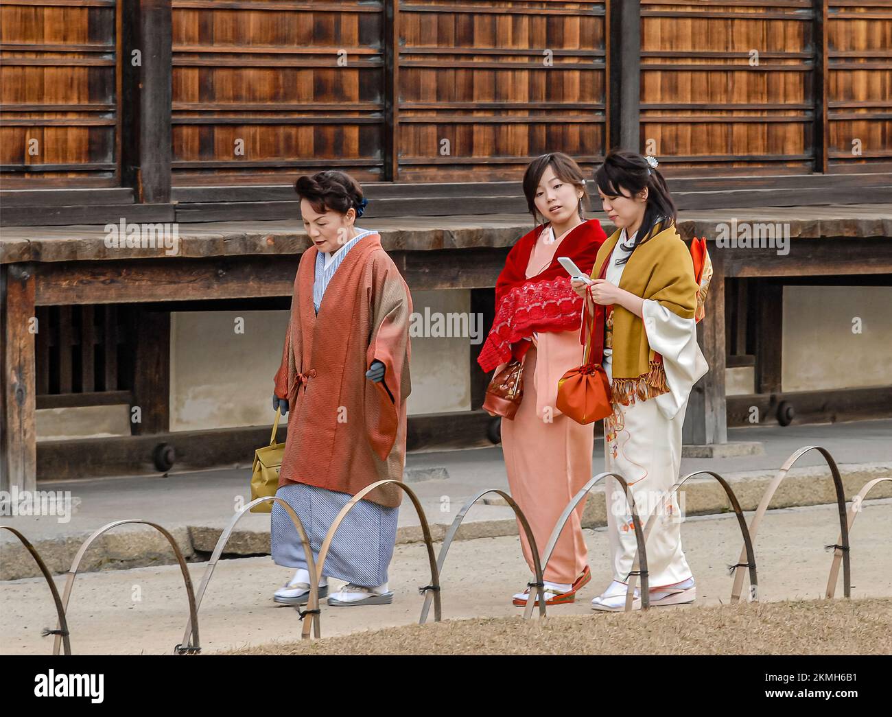 Kyoto shrine kimono phone hi-res stock photography and images - Alamy