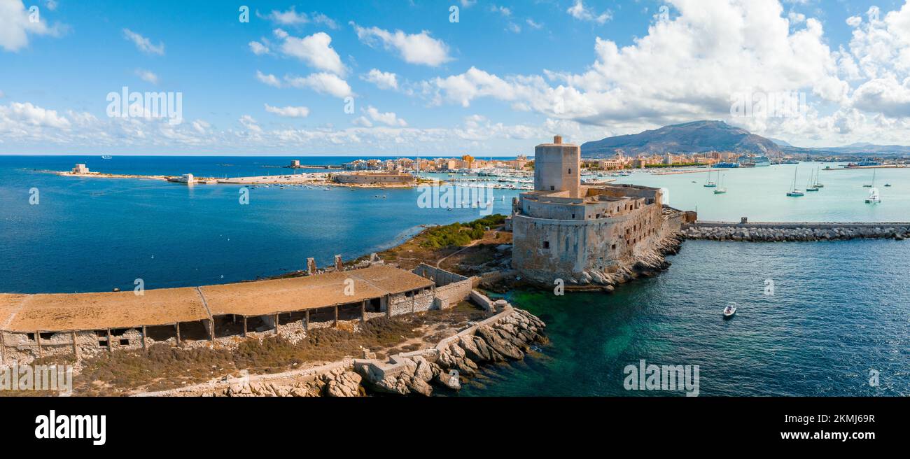 Medieval Colombian castle also called Sea Castle Stock Photo - Alamy