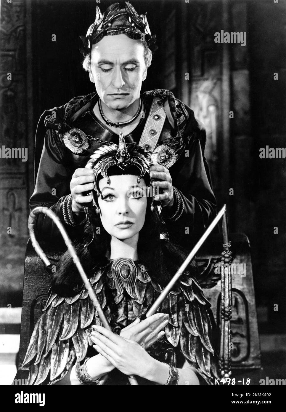 LAURENCE OLIVIER and VIVIEN LEIGH in CAESAR AND CLEOPATRA play GEORGE ...