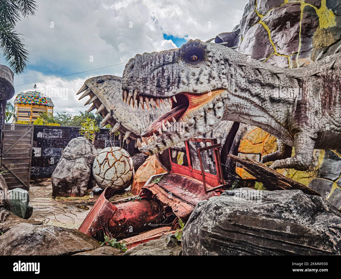 A beautiful view of dinosaur display in Campuestohan Highland Resort ...