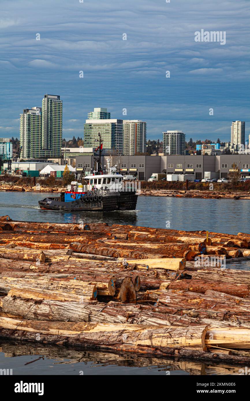 Tugboat making its way up the Fraser River in Vancouver British Columbia Canada Stock Photo - Alamy