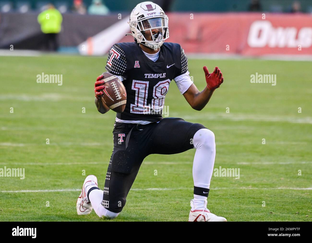Football player catching pass hi-res stock photography and images - Alamy