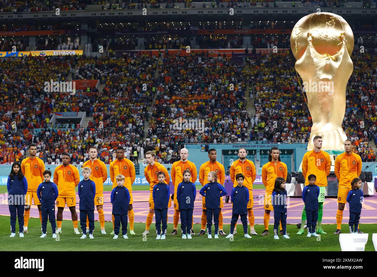 Al Rayyan, Qatar. 25th Nov, 2022. Netherlands team group line-up (NED ...