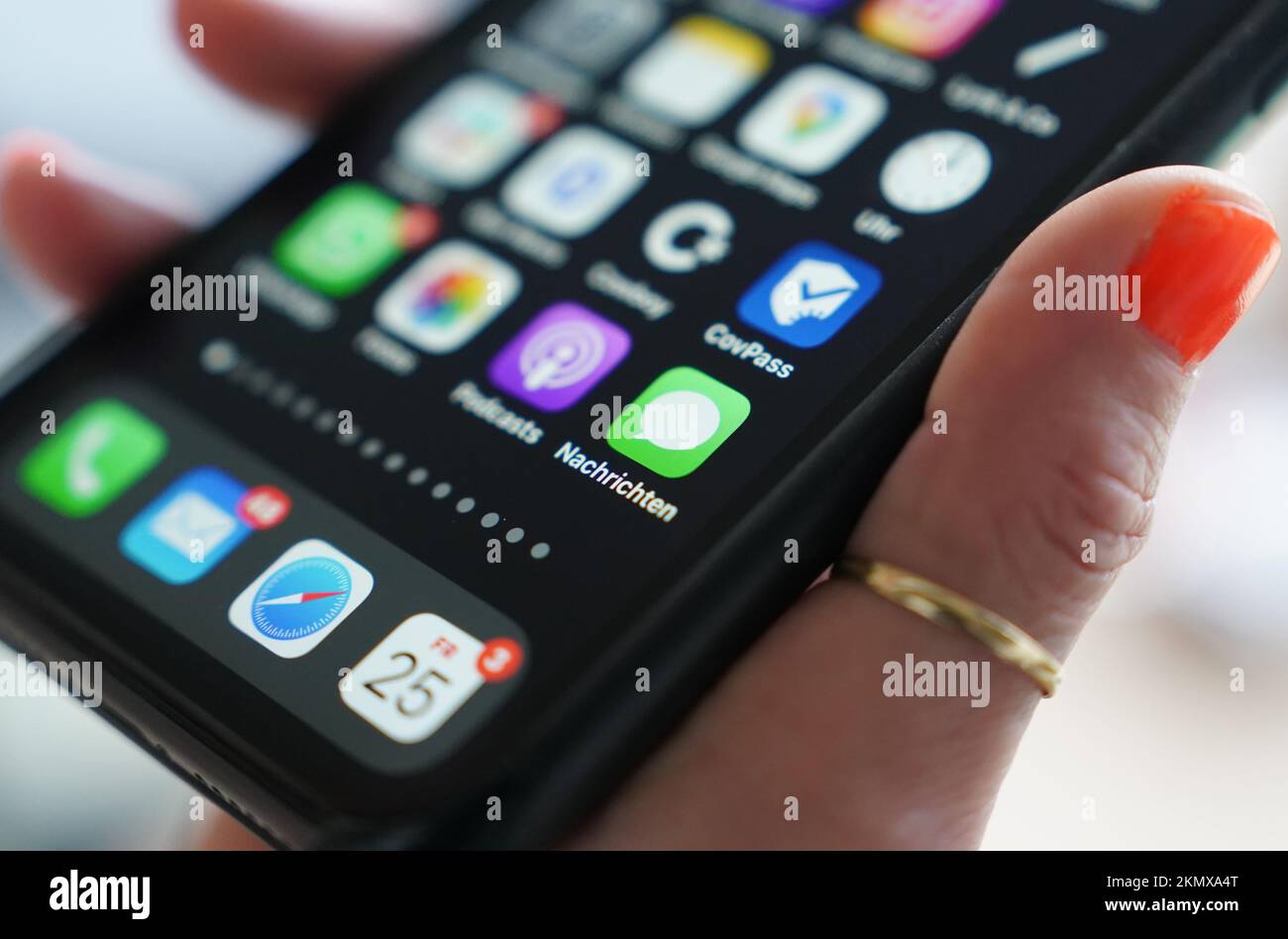 Hamburg, Germany. 25th Nov, 2022. ILLUSTRATION - The "Messages" app can ...