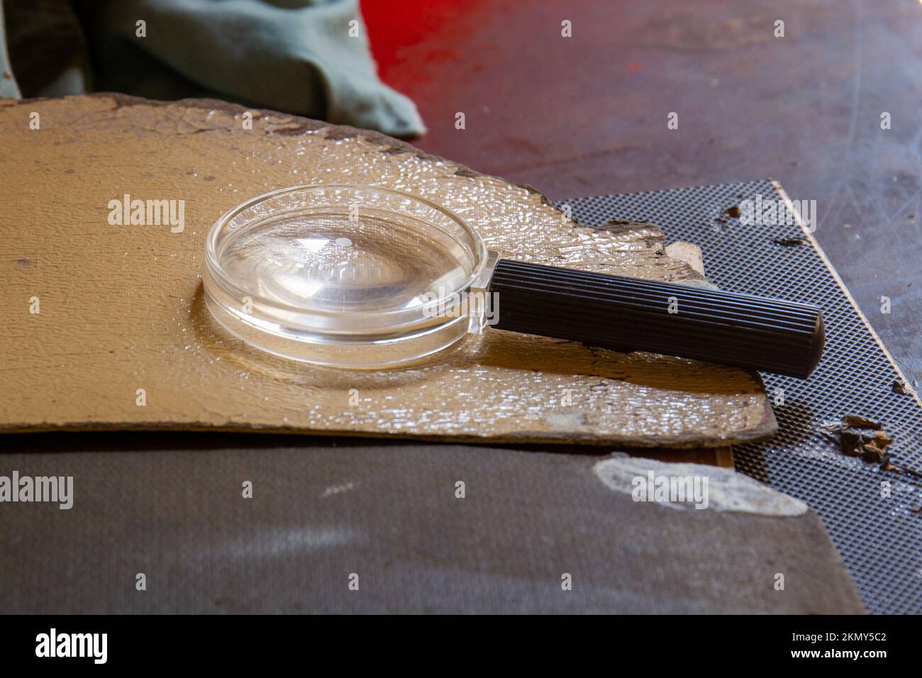 Crime scene magnifying glass hi-res stock photography and images - Alamy