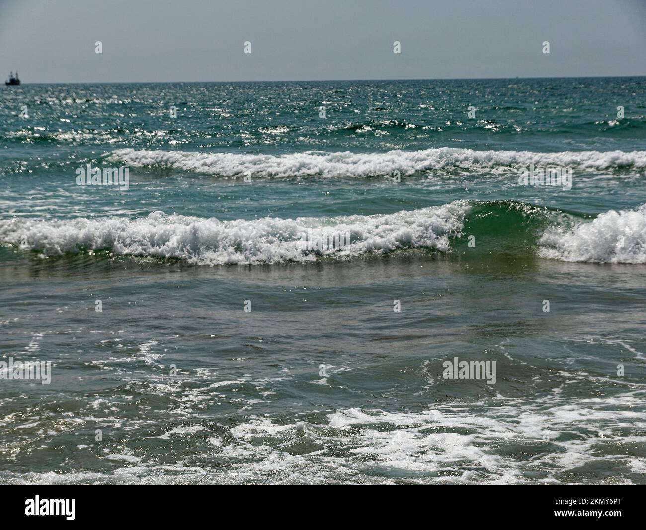 Beautiful sea waves with foam of blue and turquoise color at Colva ...