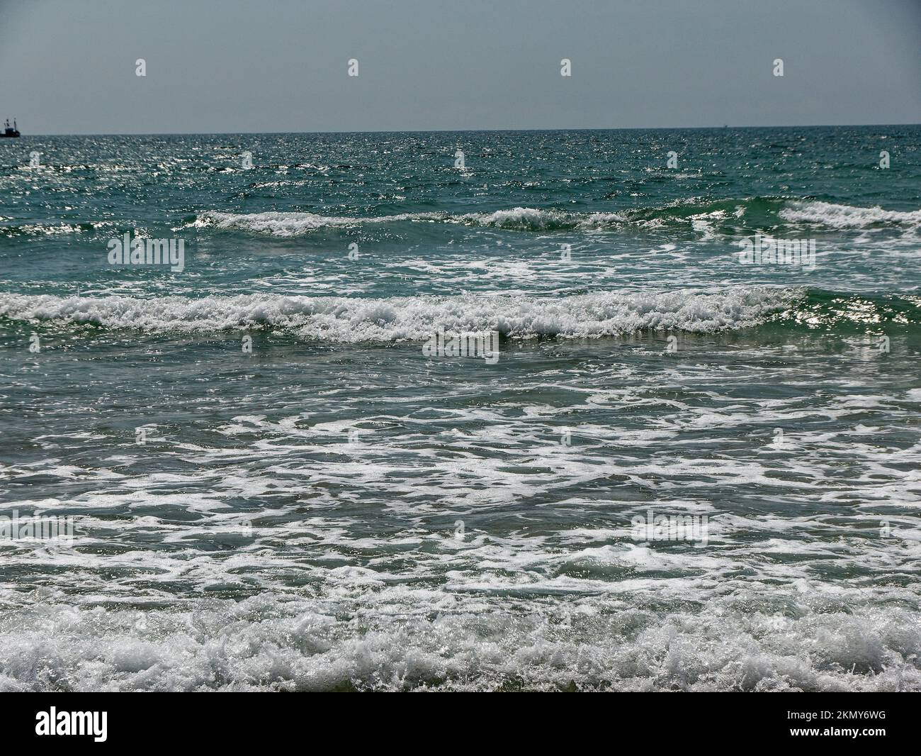 Beautiful sea waves with foam of blue and turquoise color at Colva ...