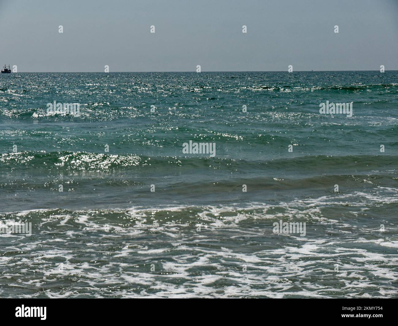 Beautiful sea waves with foam of blue and turquoise color at Colva ...
