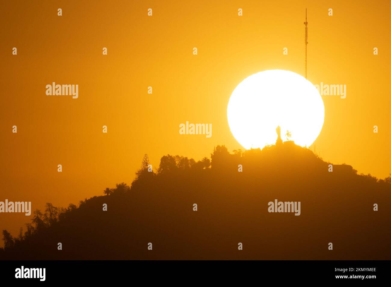 Santiago, Metropolitana, Chile. 25th Nov, 2022. The sun sets behind the ...