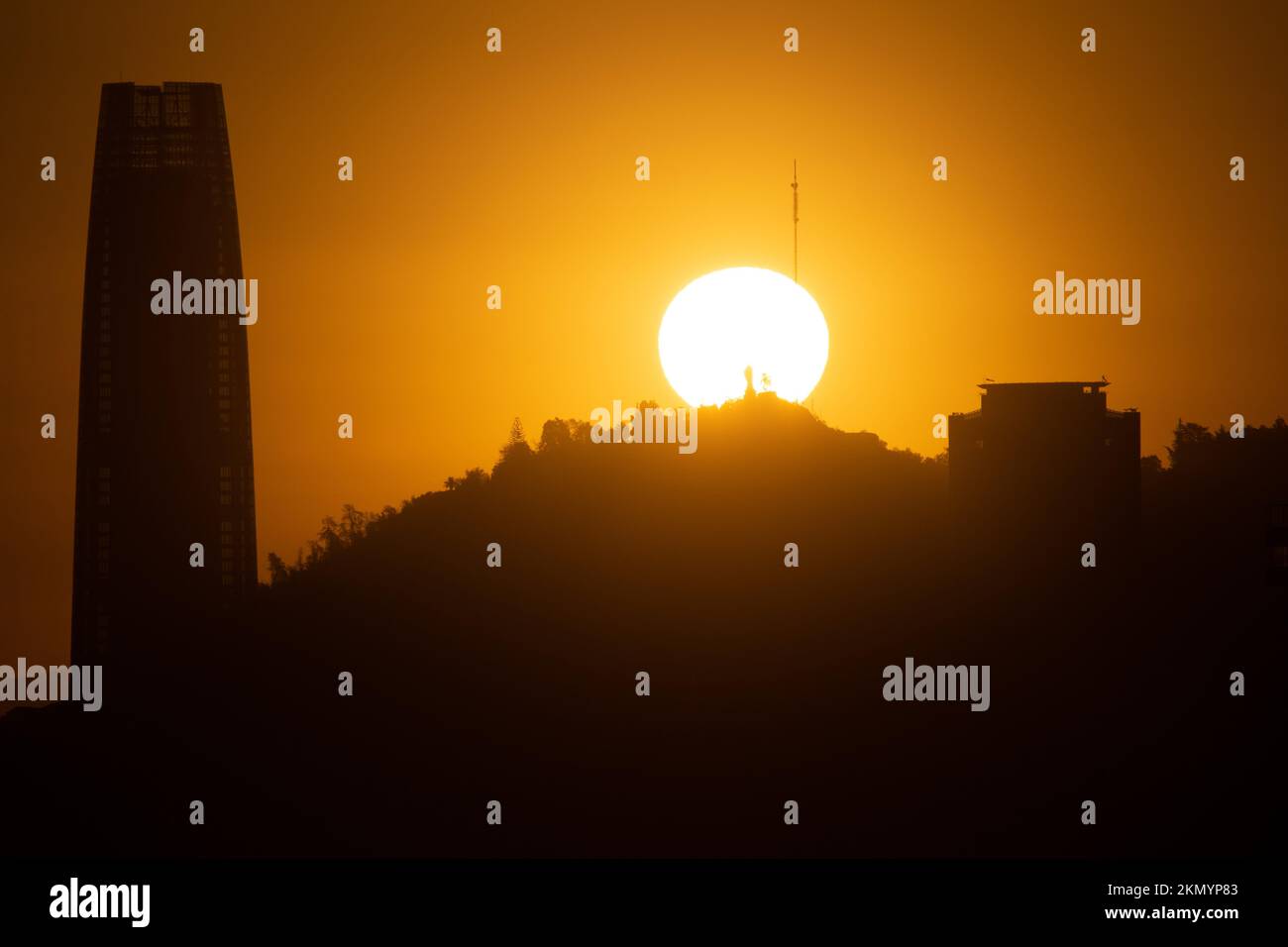 Santiago, Metropolitana, Chile. 25th Nov, 2022. The sun sets behind the ...