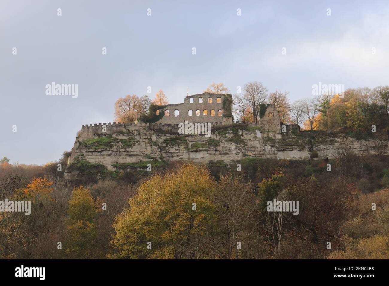 Ruine der Burg Karlsburg bei Karlstadt am Main in Franken im November ...