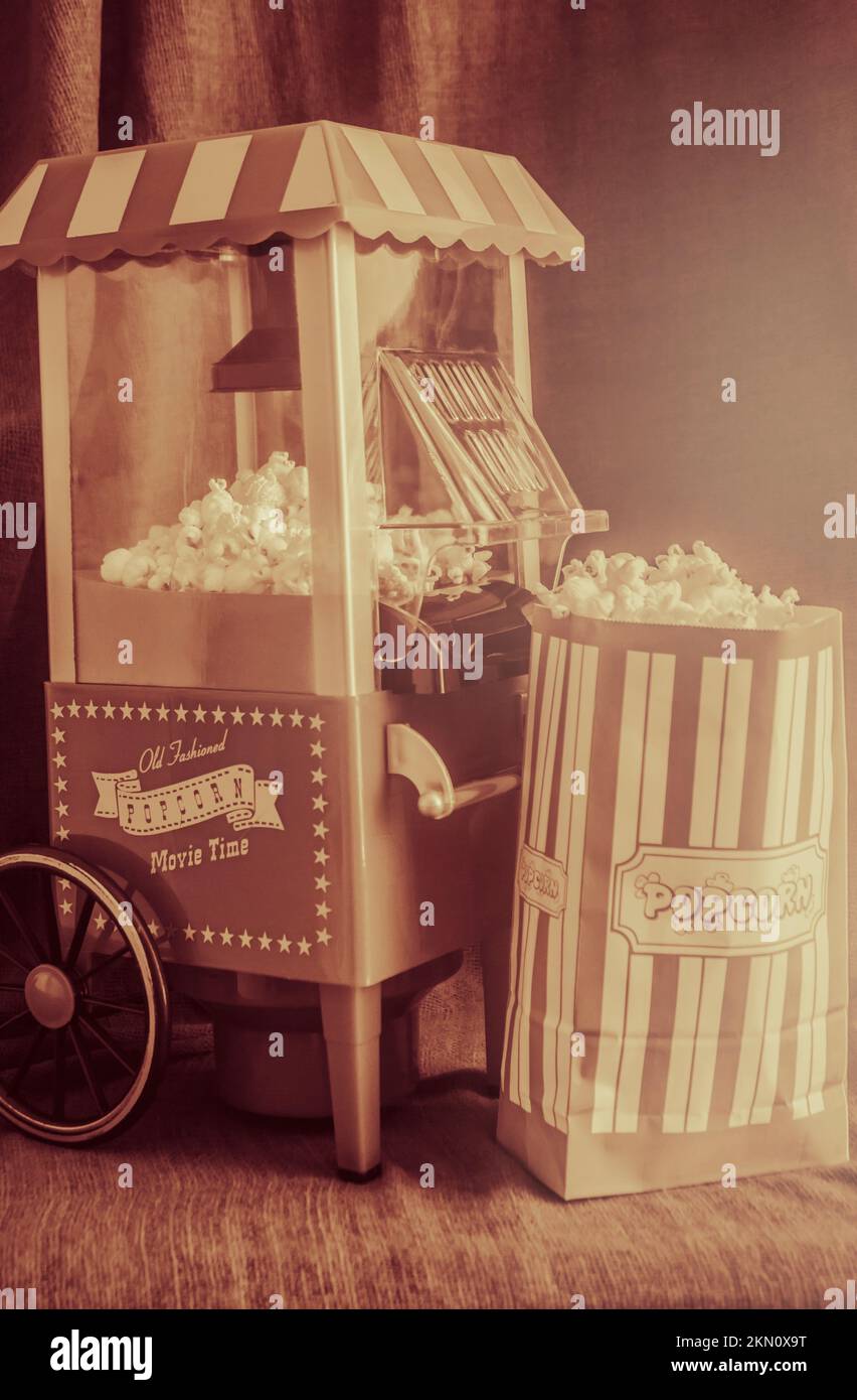 Retro popcorn stand hi-res stock photography and images - Alamy