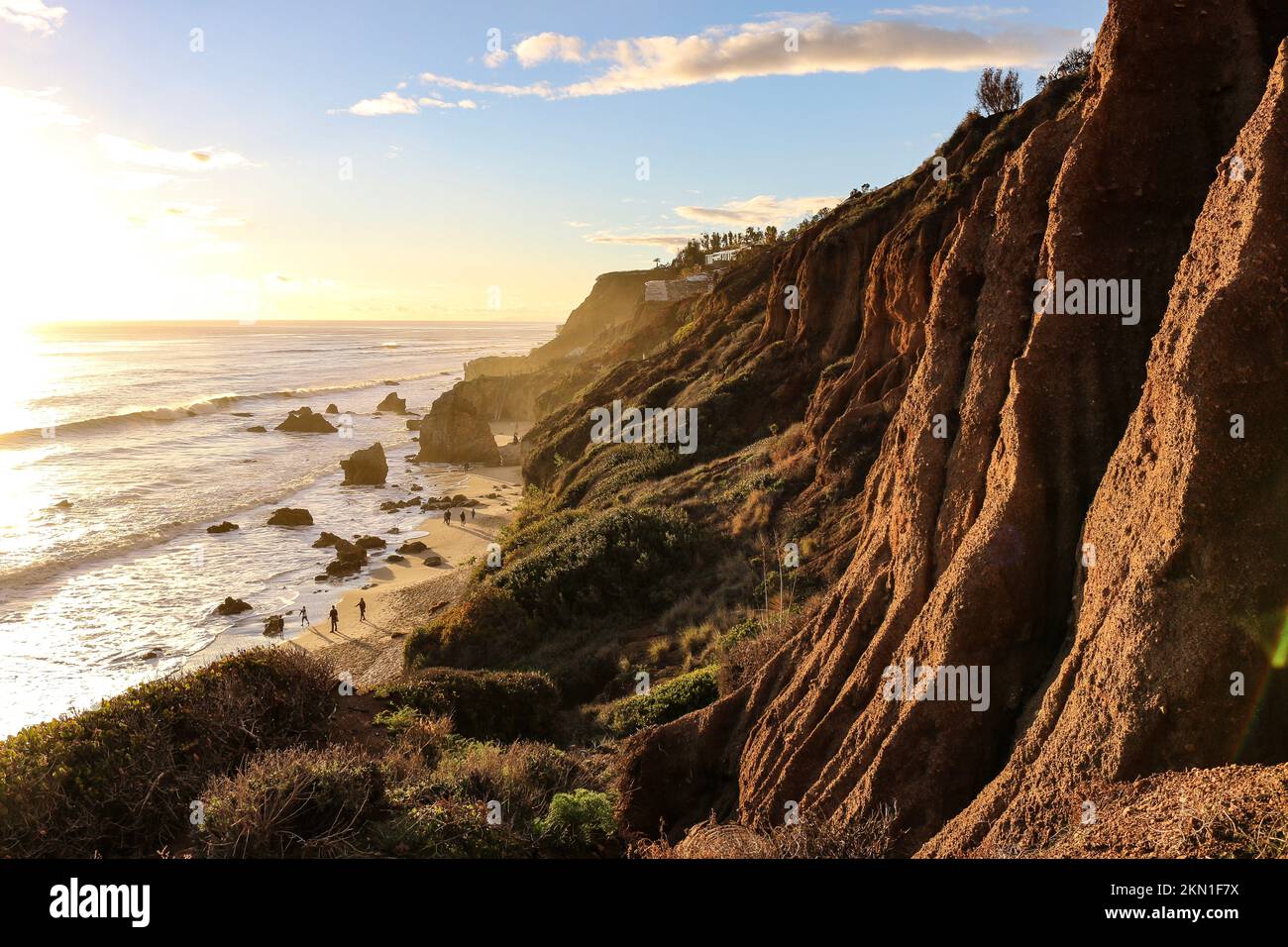 Cliff hanger hi-res stock photography and images - Alamy