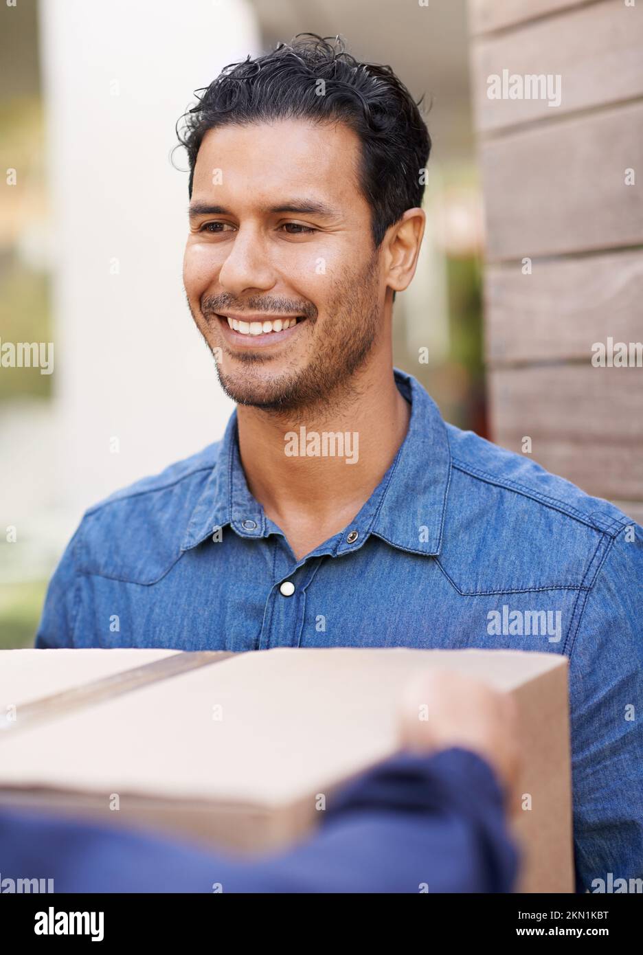 Smiling adult delivery man carrying hi-res stock photography and images ...