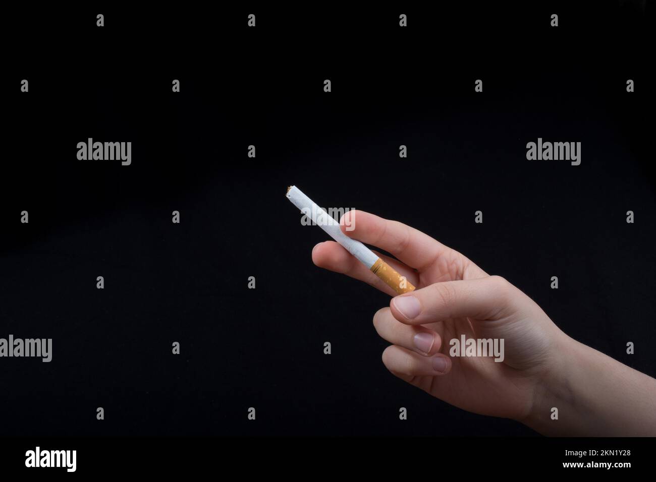 Hand holding cigarette cutout hi-res stock photography and images - Alamy