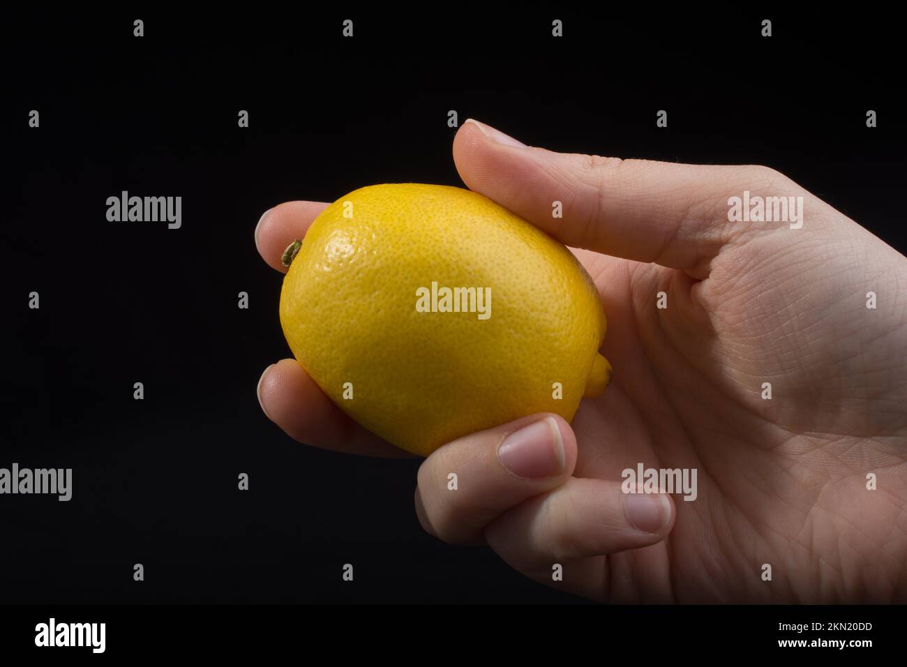 Hand and lemon hi-res stock photography and images - Alamy