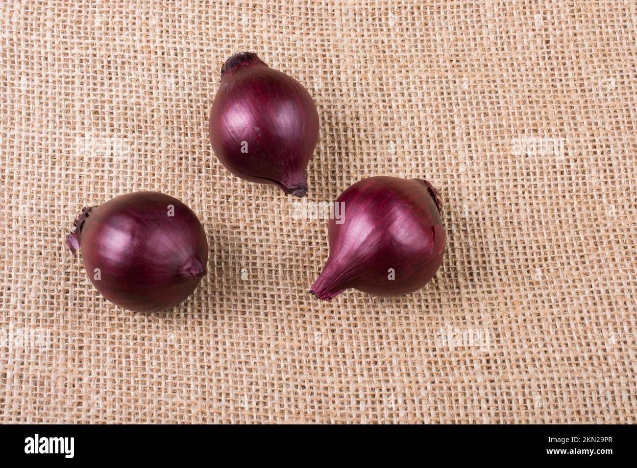 Whole red onion placed hi-res stock photography and images - Alamy
