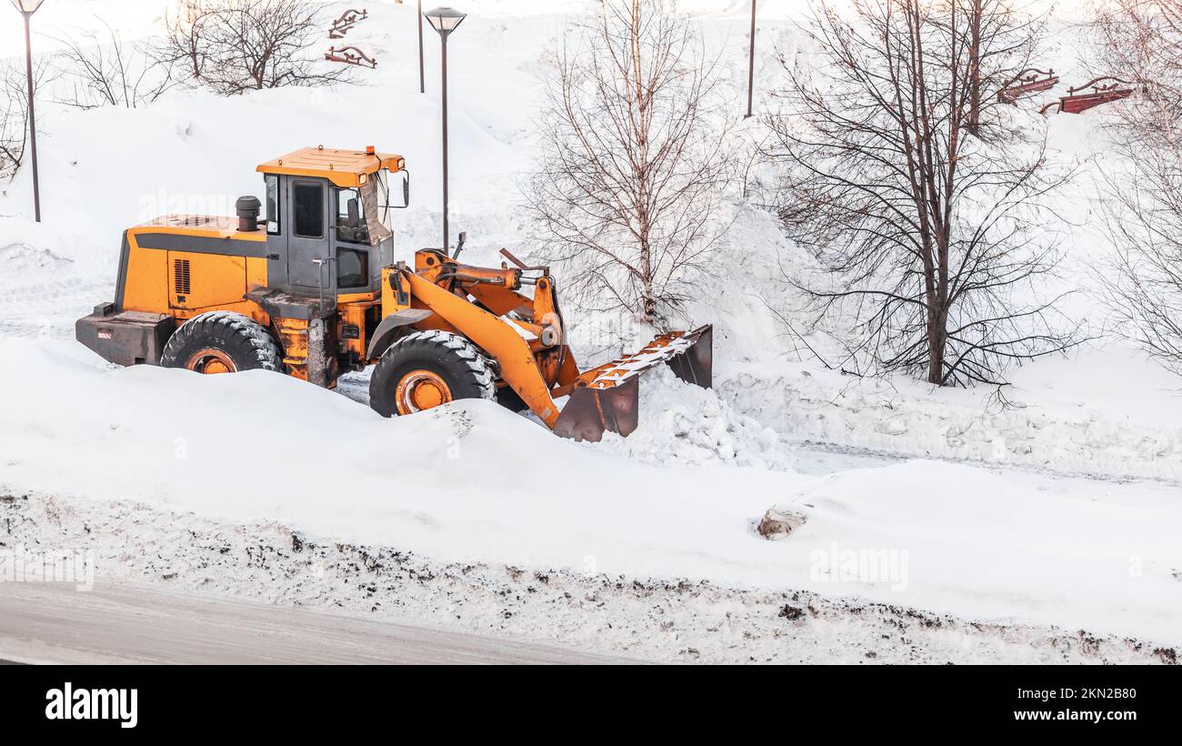 City after blizzard large hi-res stock photography and images - Alamy
