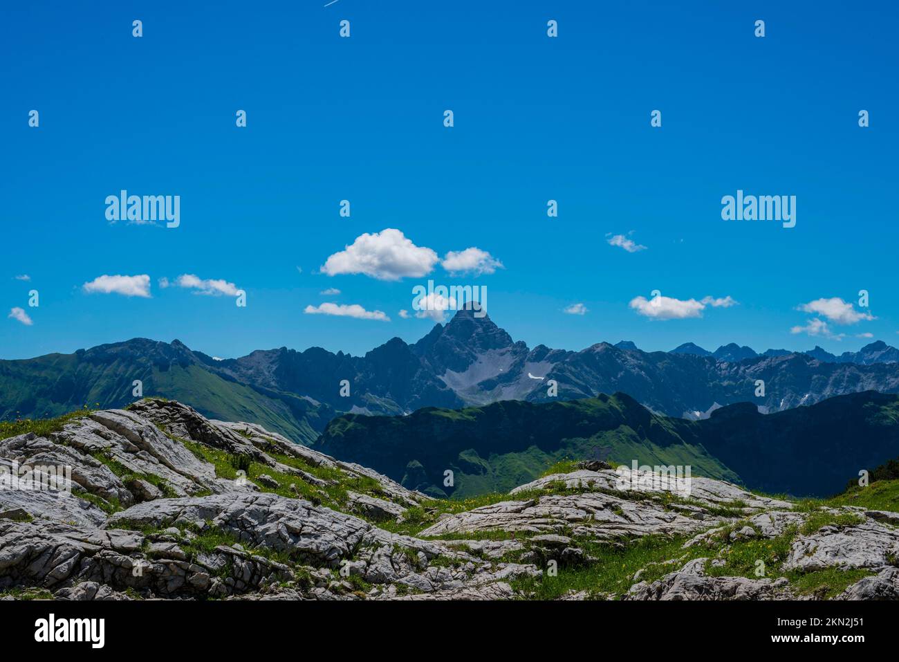 Koblat high trail on the Nebelhorn, behind it the Hochvogel, 2592m ...