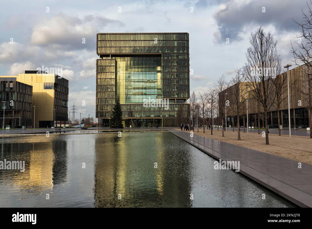 Building ensemble with cube Q1 and water basin in the ThyssenKrupp ...