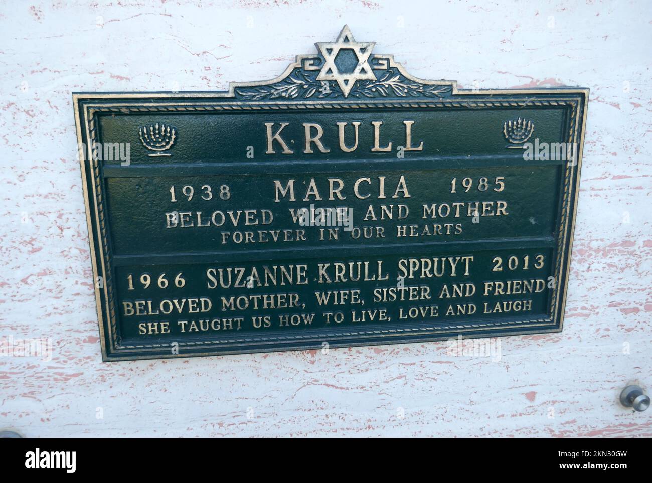 Los Angeles, California, USA 25th November 2022 Actress Suzanne Krull's Grave in Garden of ...