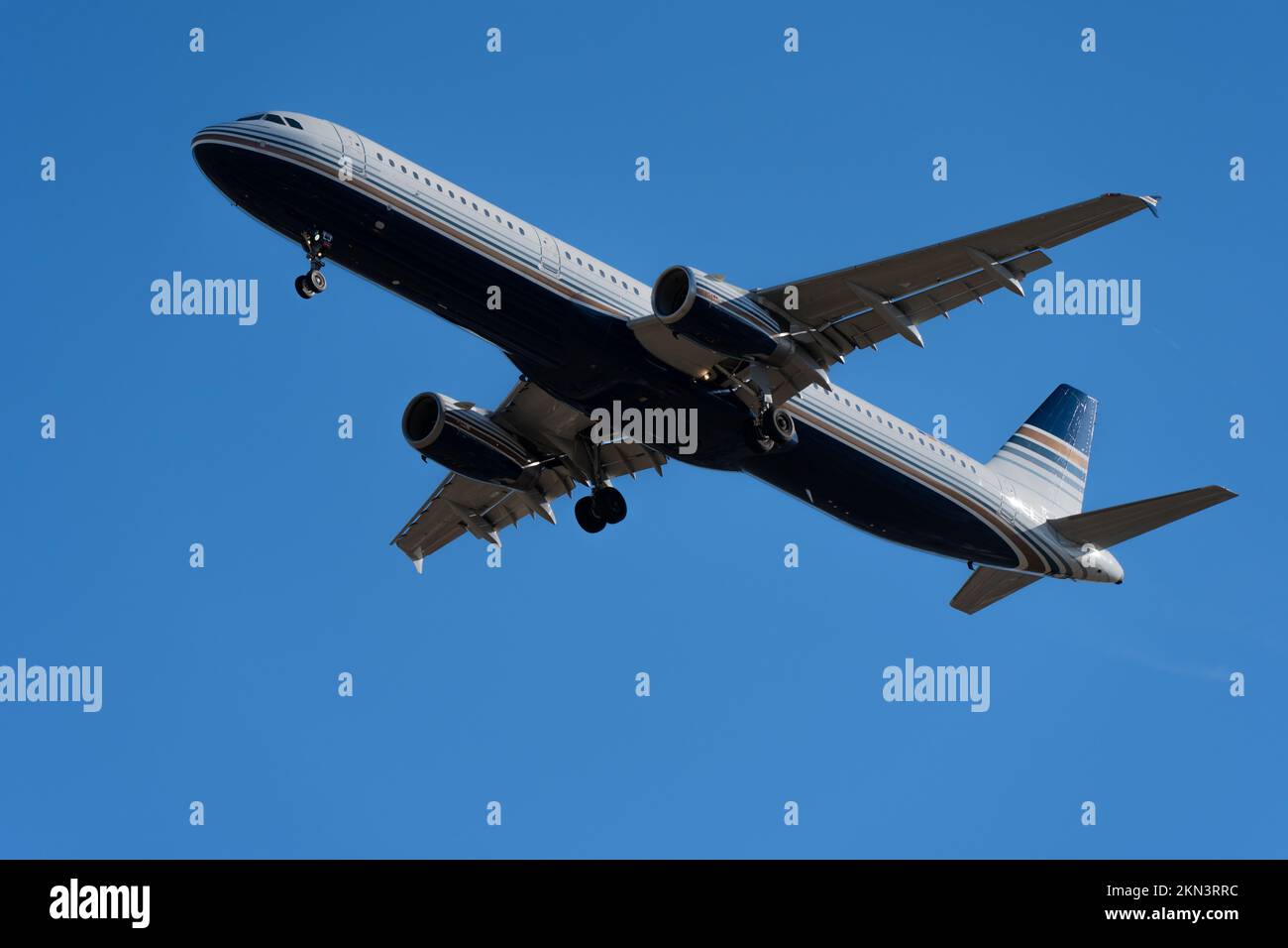 Passenger plane takes off hi-res stock photography and images - Alamy