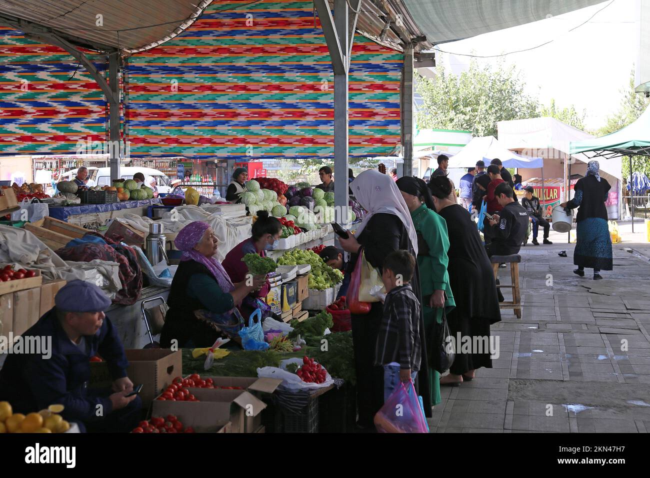 Fresh fruit and vegetables, Chorsu Bazaar, Sakichmon Street, Old City ...