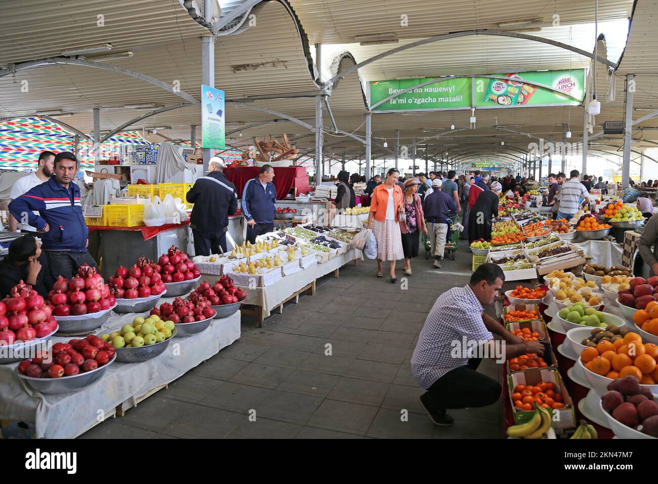 Fresh fruit and vegetables, Chorsu Bazaar, Sakichmon Street, Old City ...
