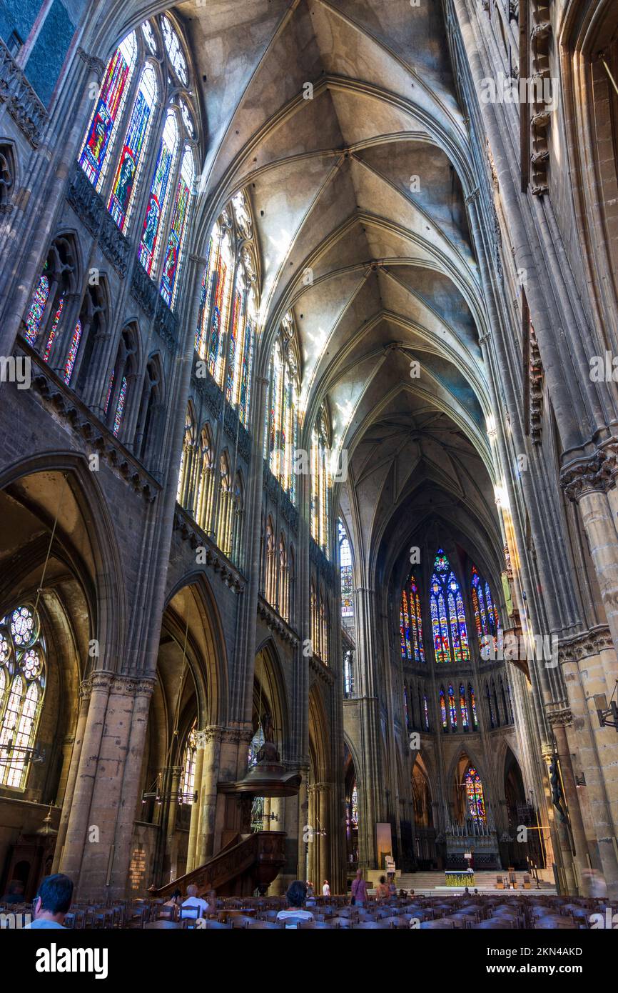 Metz: Cathedral of Saint Stephen (Cathédrale Saint Étienne), nave in ...