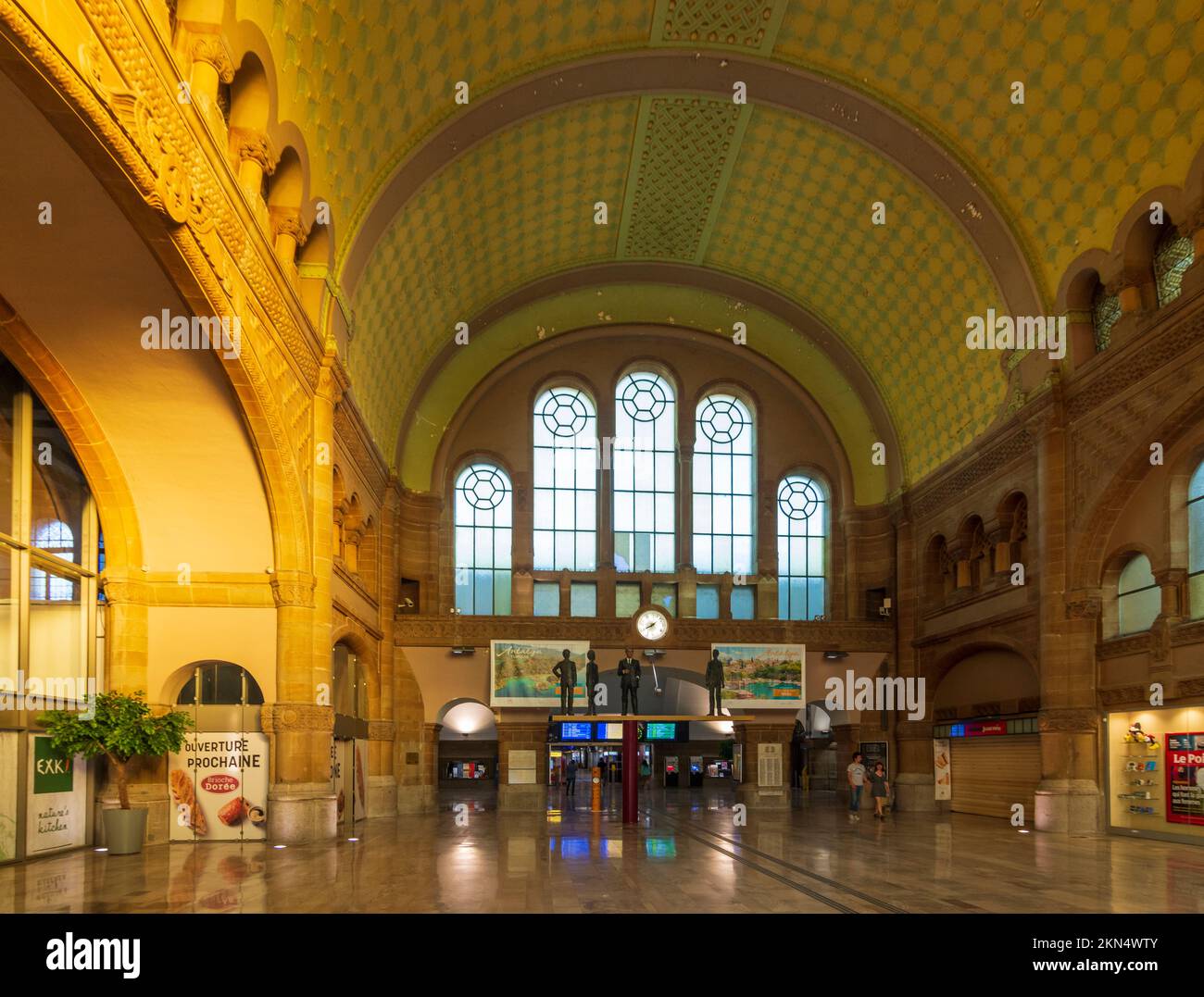Metz: railway station building in Lorraine (Lothringen), Moselle (Mosel ...