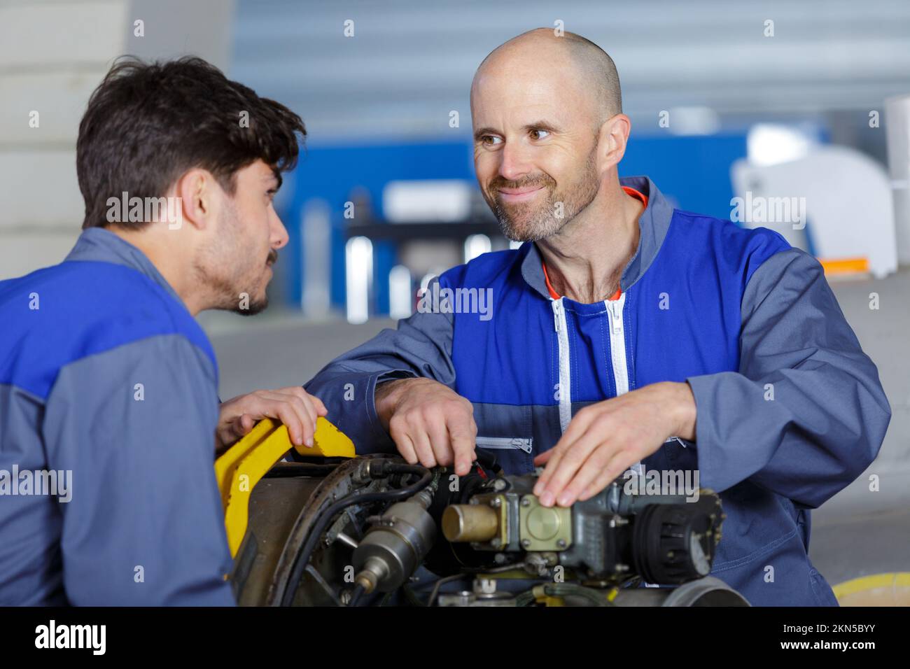 Apprentice motor mechanics hi-res stock photography and images - Alamy