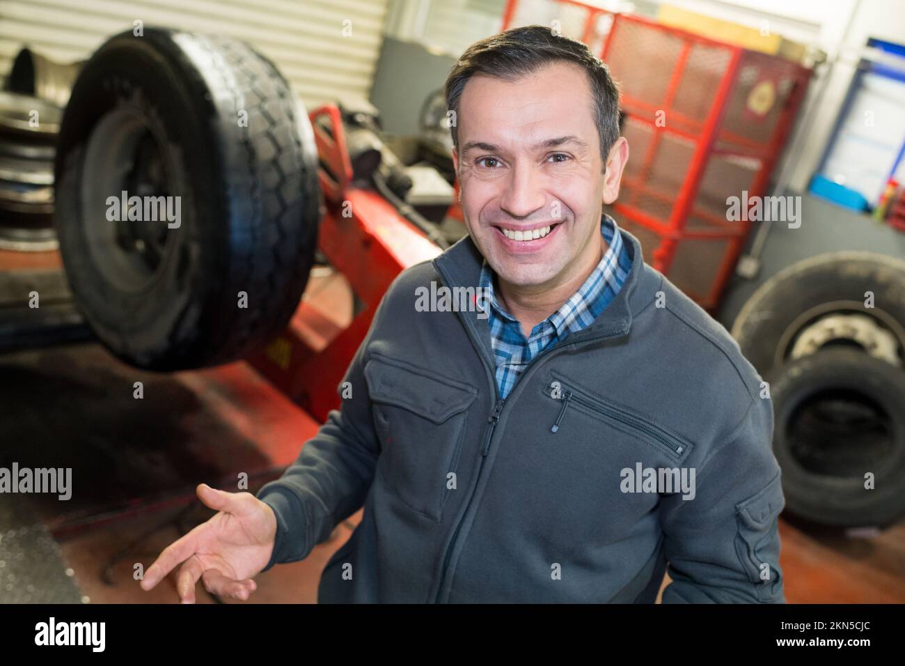 a smiling mechanic thumbs up Stock Photo - Alamy
