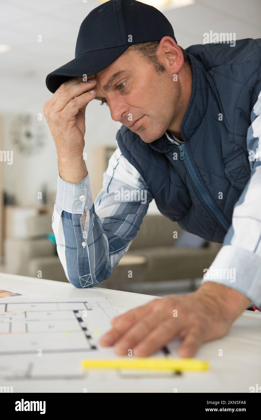 Confused worker hi-res stock photography and images - Alamy