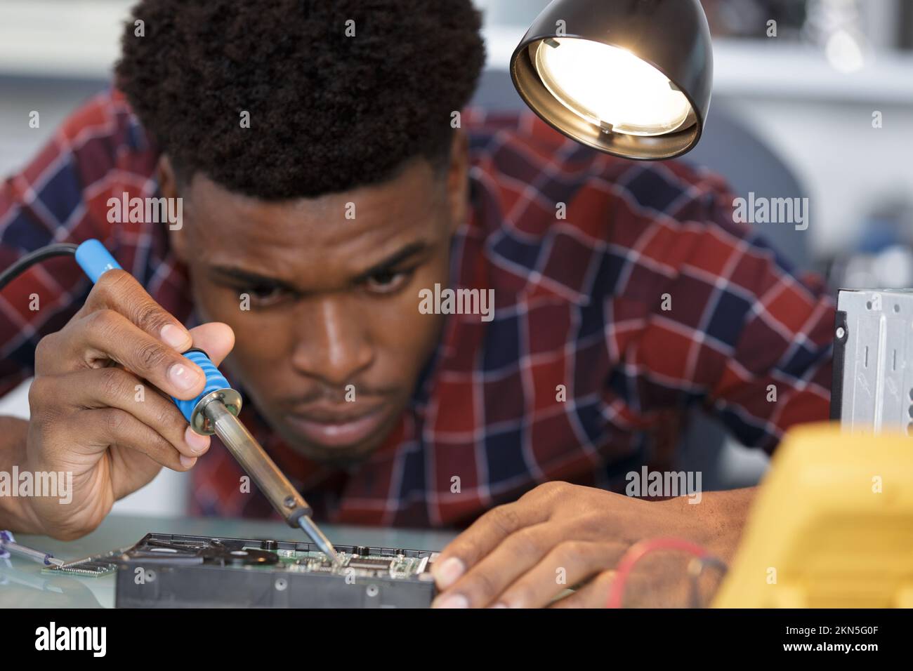 repairman working in technical support fixing computer laptop tr Stock ...