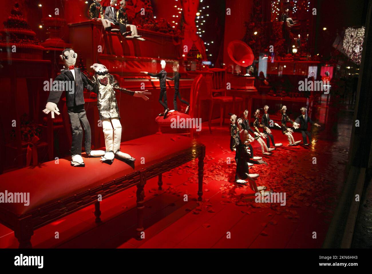 Christmas windows, illuminations, "Le Printemps" store. Animated ...