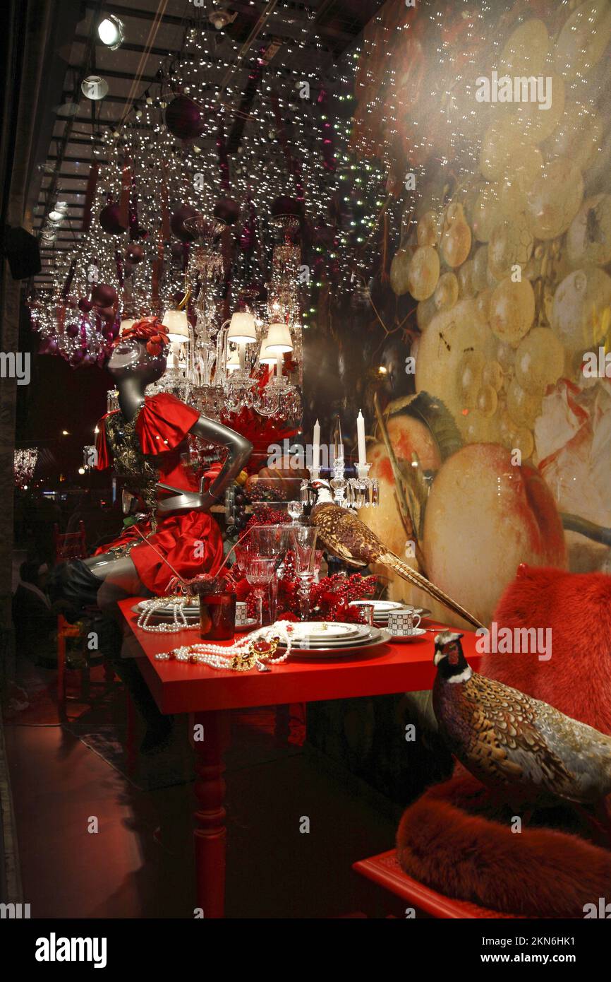 Christmas windows, illuminations, "Le Printemps" store. Animated ...